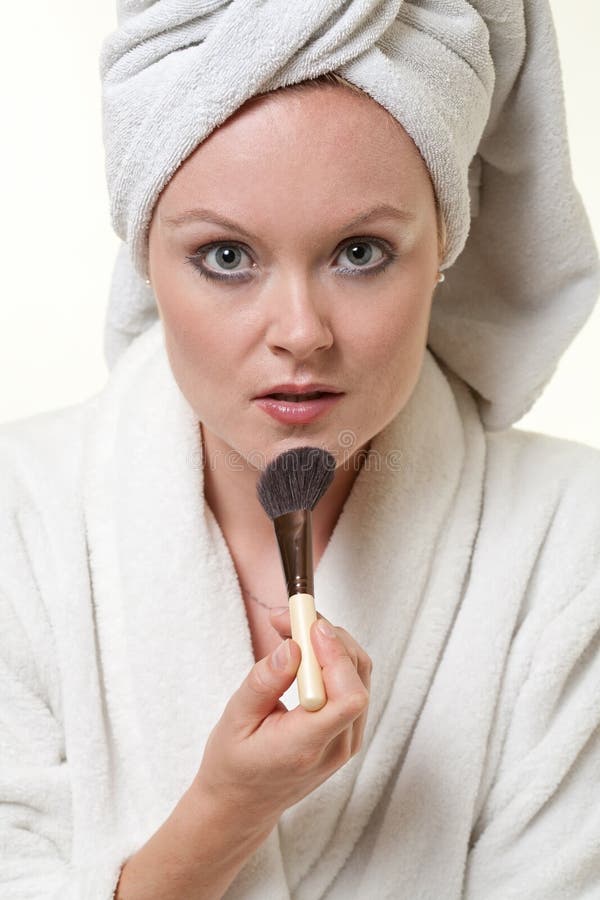 Lady som sätter smink fotografering för bildbyråer. Bild av nätt - 28705559