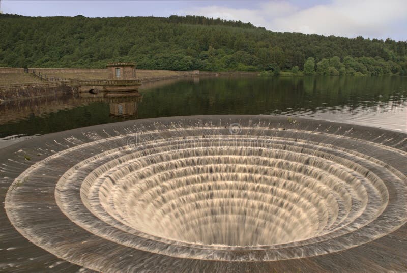 Ladybower Dam Overflow And Dam Wall Stock Photo - Image: 25633530
