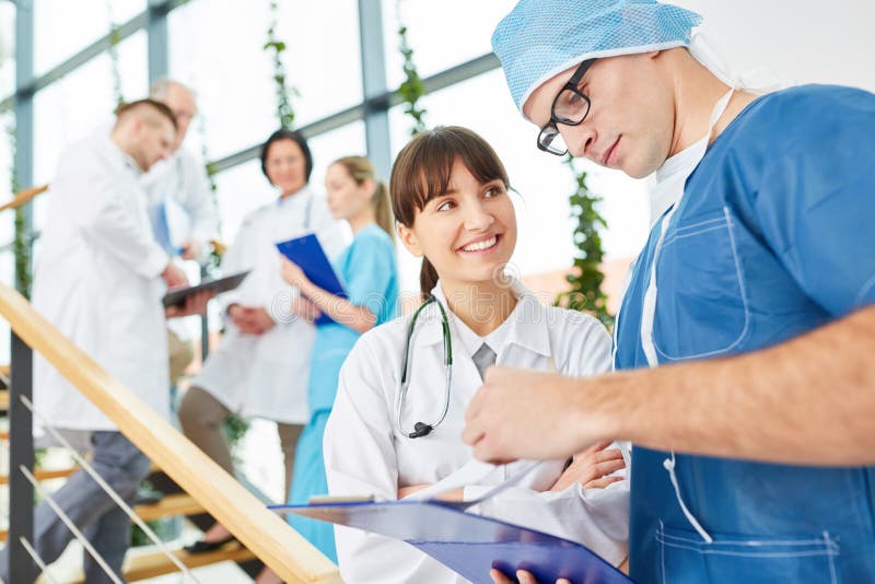 Doktorer Och Kirurg Som Tillsammans Diskuterar Arkivfoto - Bild av ...