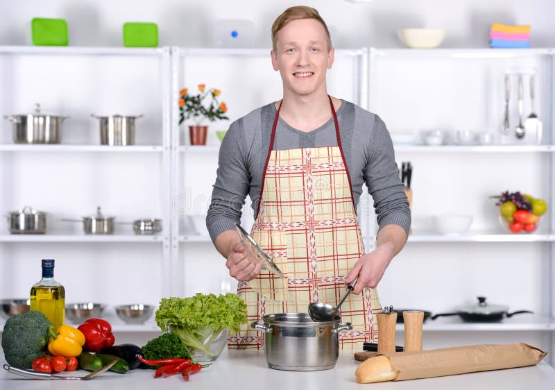 Laga mat arkivfoto. Bild av färg, kök, tillfälligt, tillfredsställt ...