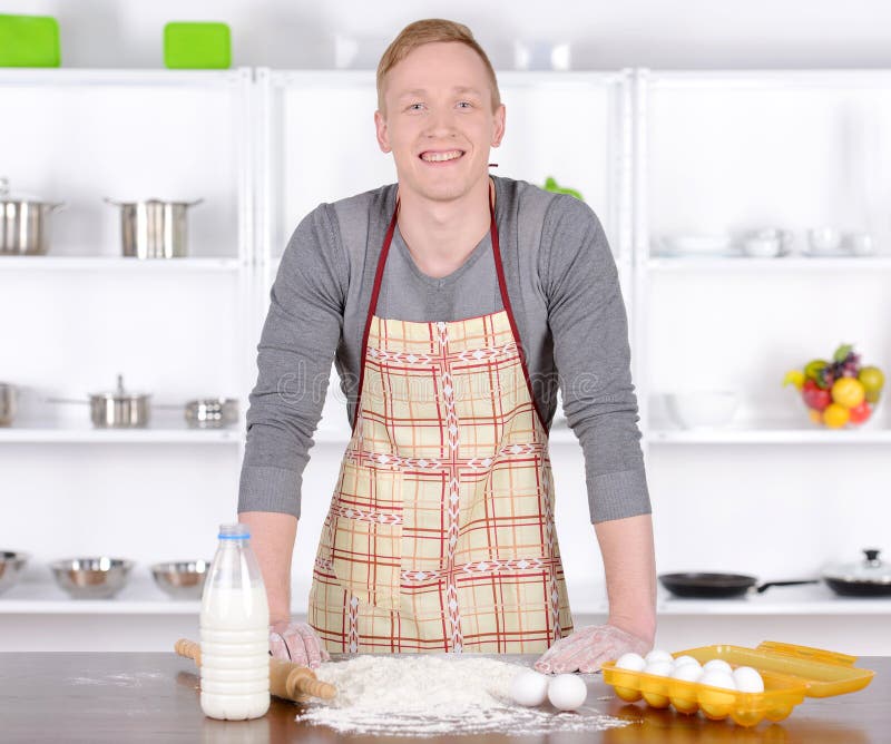 Laga mat arkivfoto. Bild av färg, kök, tillfälligt, tillfredsställt ...