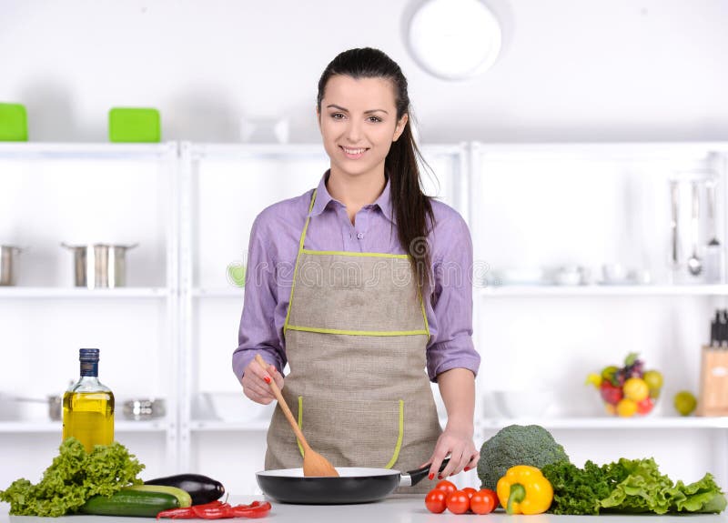 Laga mat arkivfoto. Bild av lyckligt, jobb, möblemang - 40149982