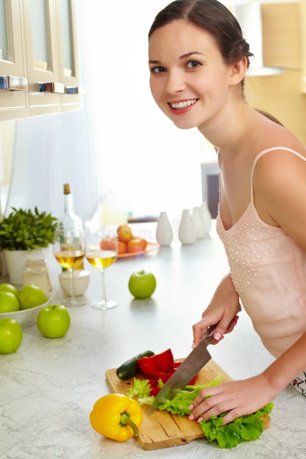 Matlagning hemma arkivfoto. Bild av grönsallat, folk - 31601460