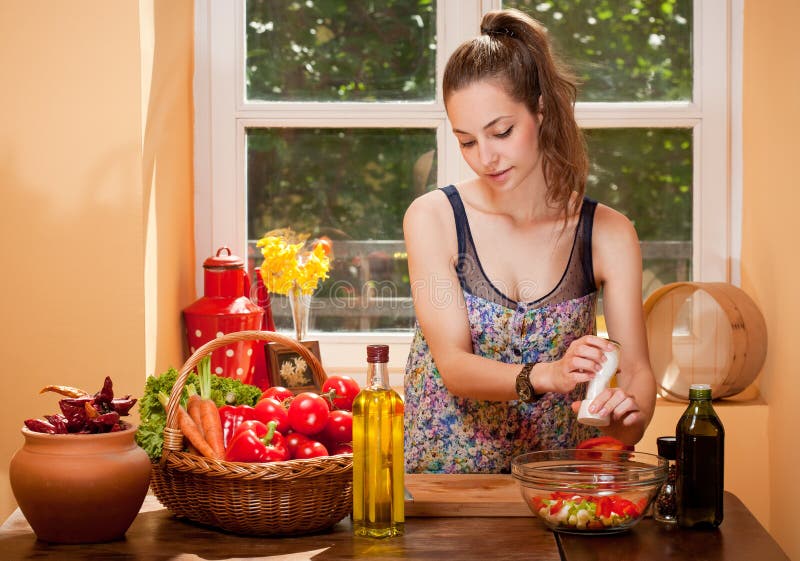 Laga mat kurs fotografering för bildbyråer. Bild av brunett - 47173311