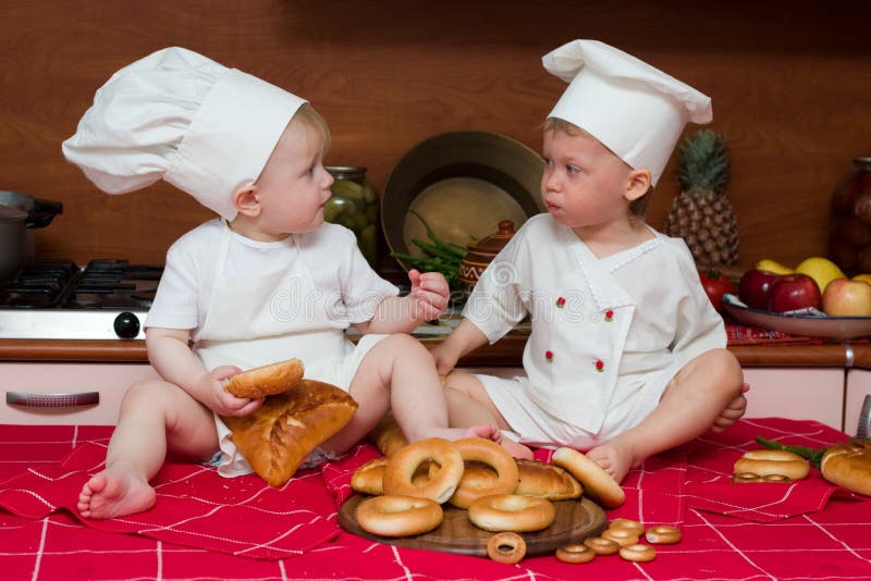 Lagar mat roliga två fotografering för bildbyråer. Bild av kokkonst ...