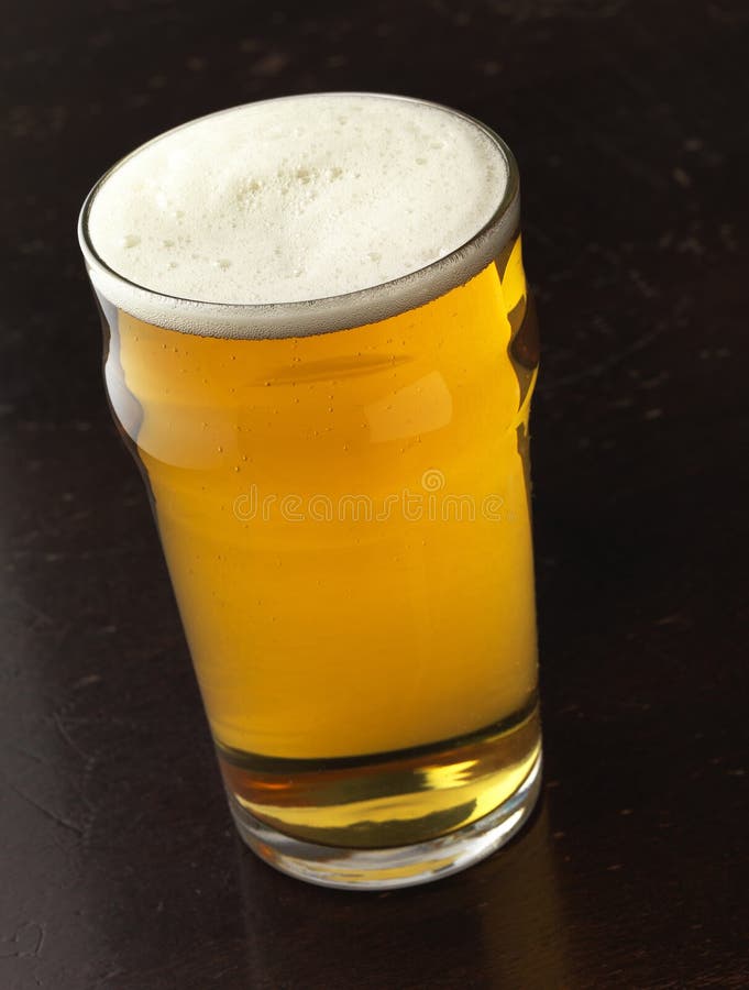 Lagegr i piwo zdjęcie stock. Obraz złożonej z folował - 49134544