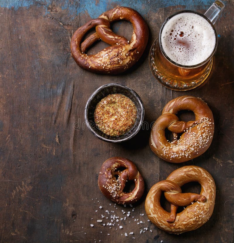 Lager-Bier Mit Wurst Und Brezeln Stockfoto - Bild von bier, fest: 81279844