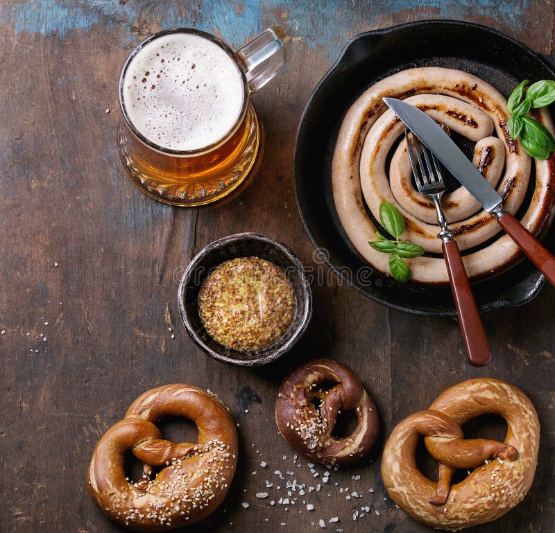 Gebratene Wurst Mit Bier Und Brezeln Stockfoto - Bild von hell, wurst ...