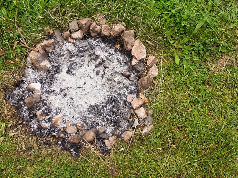 Lager-Feuer-Asche stockbild. Bild von schwarzes, freizeit - 26435641