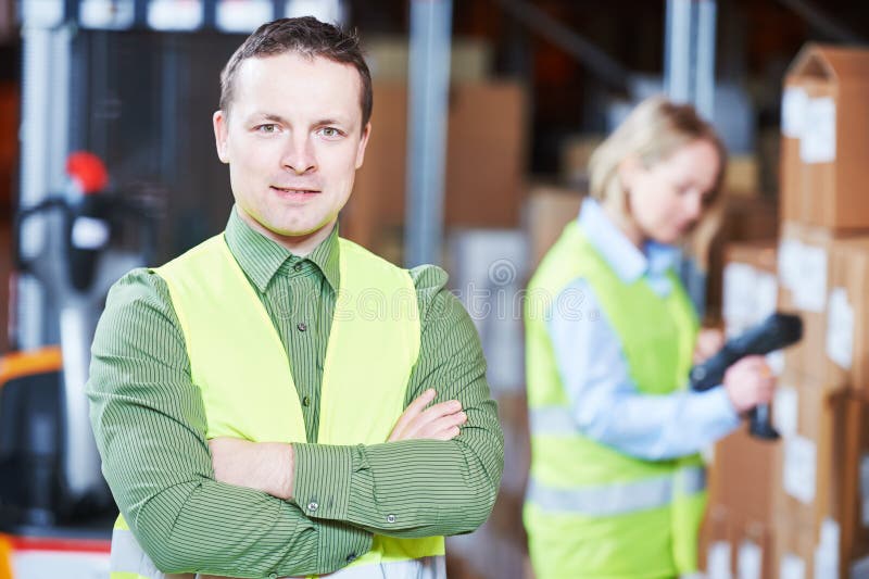 Lager-Management-System Arbeitskraft Mit Barcodescanner Stockbild ...