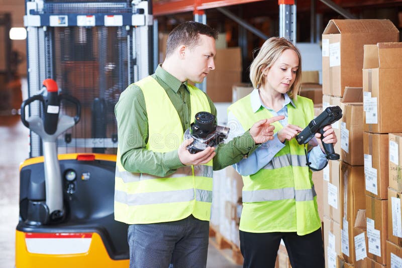 Lager-Management-System Arbeitskraft Mit Barcodescanner Stockfoto ...