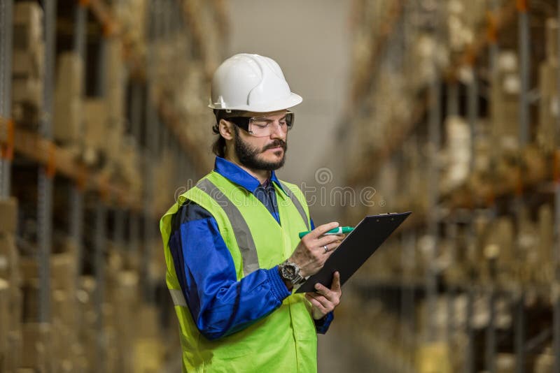 Lagerarbeitskraft, Die Checkliste Betrachtet Stockbild - Bild von ...