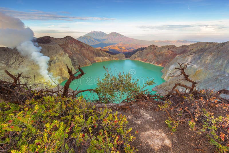 Lago ácido, Cratera De Ijen Foto de Stock - Imagem de folha, cratera ...