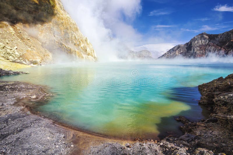 Lago Acido Al Vulcano Di Kawah Ijen, East Java, Indonesia Immagine ...