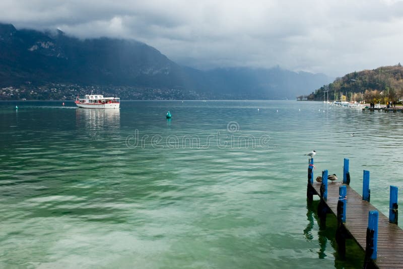 Lago Annecy foto de archivo. Imagen de recorrido, amarradura - 5867718