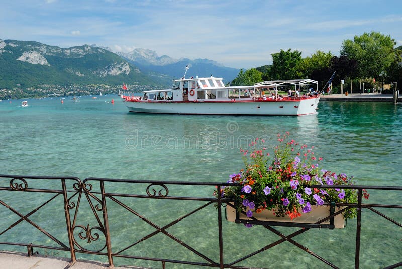 Lago annecy foto de archivo. Imagen de turismo, paisaje - 60385746