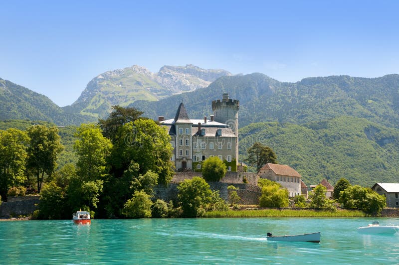 Lago Annecy Con El Castillo Imagen de archivo - Imagen de ocio ...