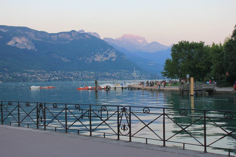 Lago Annecy Francia imagen de archivo. Imagen de actividad - 93672207