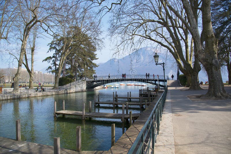 Lago Annecy, Francia Spring Imagen de archivo - Imagen de cubo, francia ...