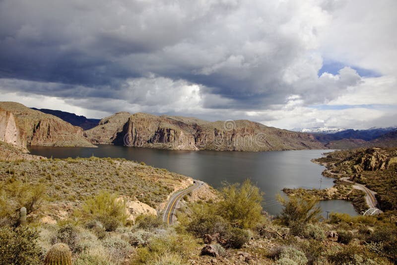 Lago Arizona canyon imagen de archivo. Imagen de saguaro - 18959061