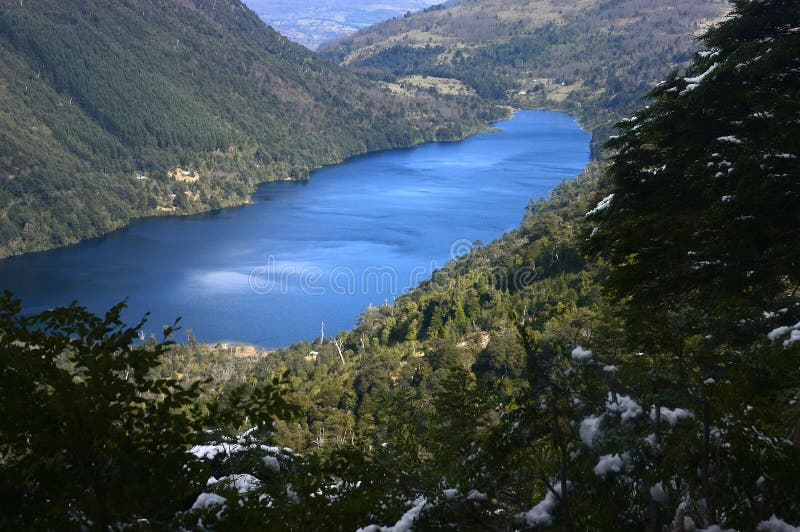 Lago azul imagen de archivo. Imagen de agua, parque, naturalizado ...