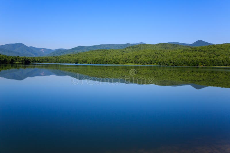 Lago azul imagen de archivo. Imagen de hermoso, claro - 33951283