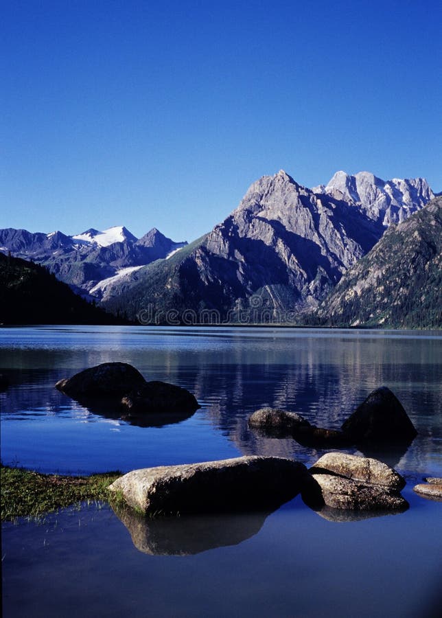 Lago azul imagen de archivo. Imagen de cielo, color, imagen - 4428359