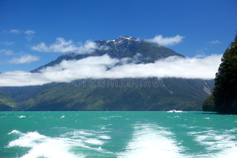 Lago azul brillante imagen de archivo. Imagen de exterior - 10767149