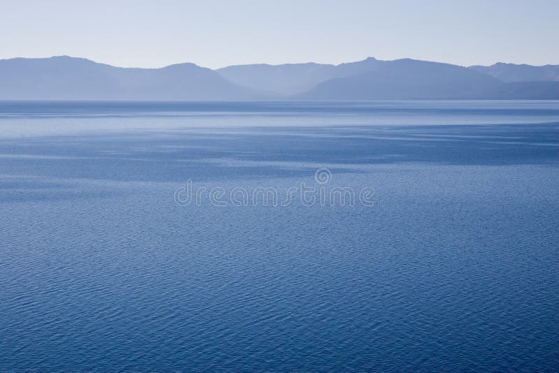 Lago azul claro imagen de archivo. Imagen de agua, azul - 3610241