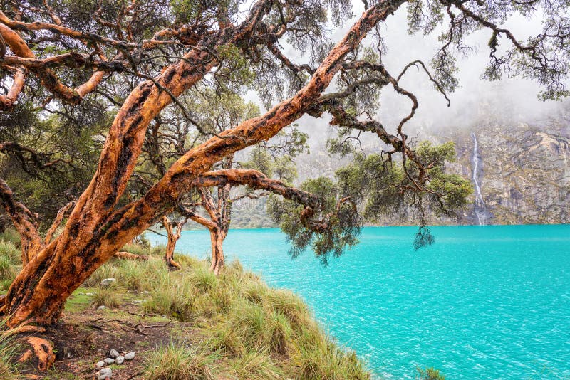 Lago Azul En El Blanca De Cordillera Foto de archivo - Imagen de azul ...