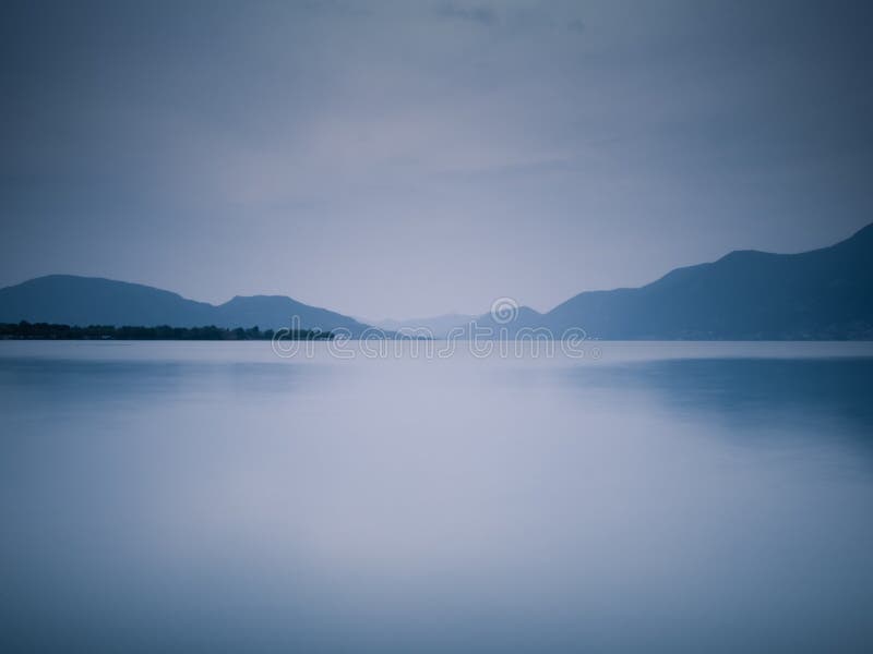 Lago azul en el crepúsculo imagen de archivo. Imagen de cambiante ...
