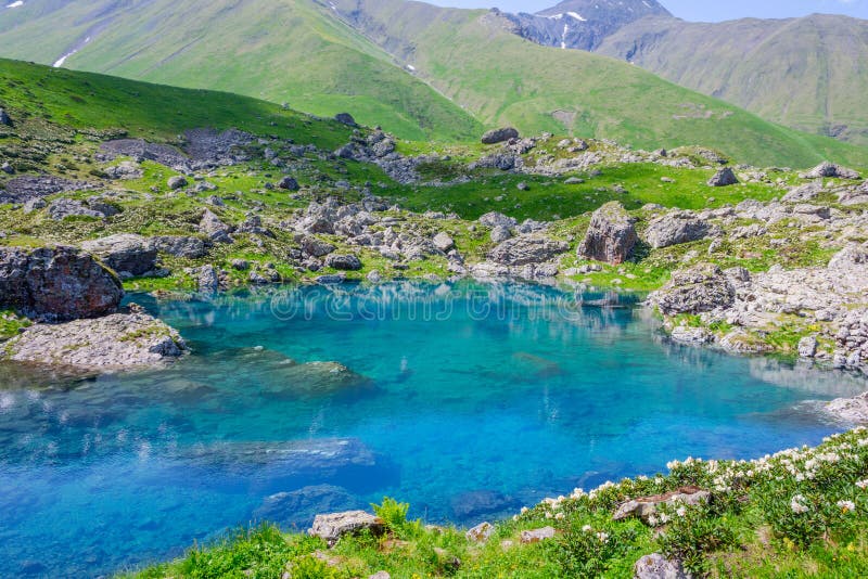 Lago azul, Roshka, Georgia foto de archivo. Imagen de exterior - 117631846