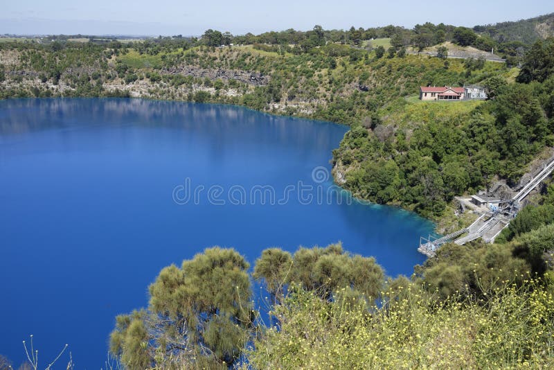 Lago Azul Con Una Carretera De Paso Y Vistas a La Ciudad. Paisaje Foto ...