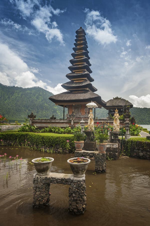 Lago Beratan. Bali, Indonesia Imagen de archivo - Imagen de indonesia ...