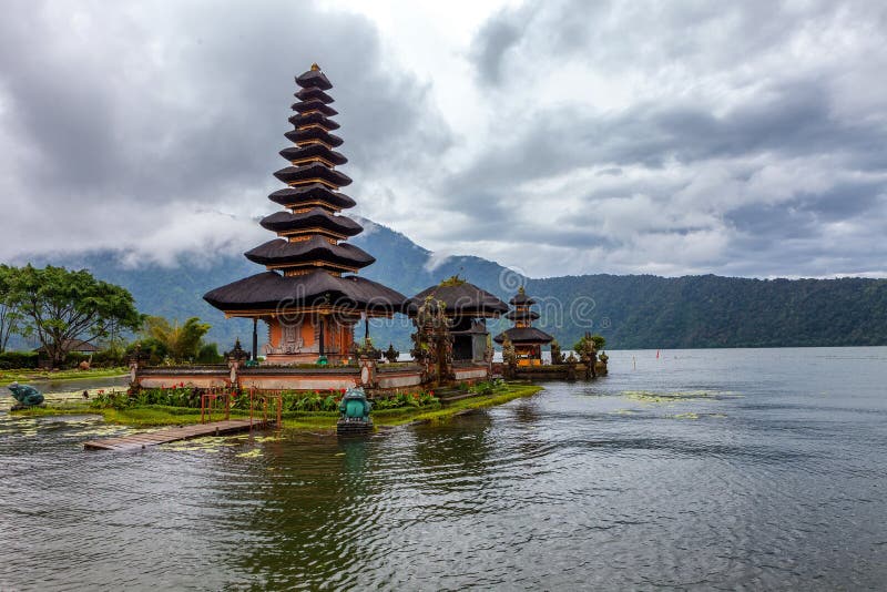 Lago Beratan Del Tempio Di Ulun Danu Fotografia Stock - Immagine di ...