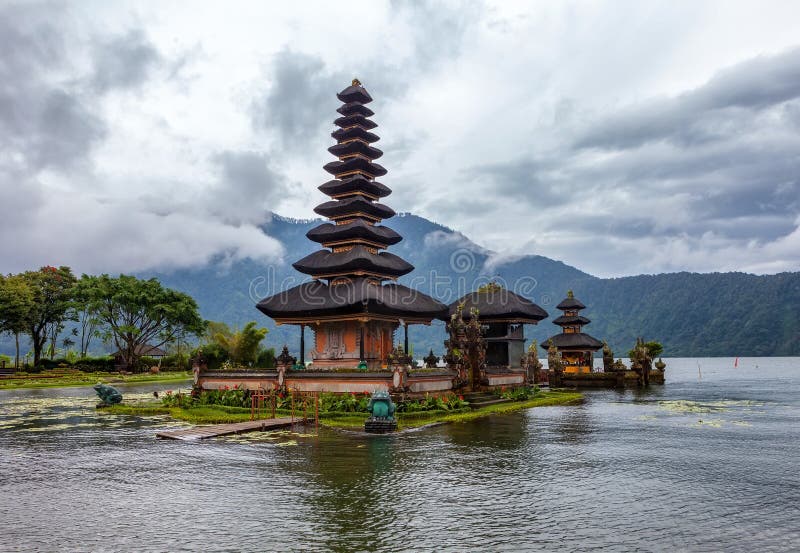Lago Beratan Del Tempio Di Ulun Danu Immagine Stock Editoriale ...