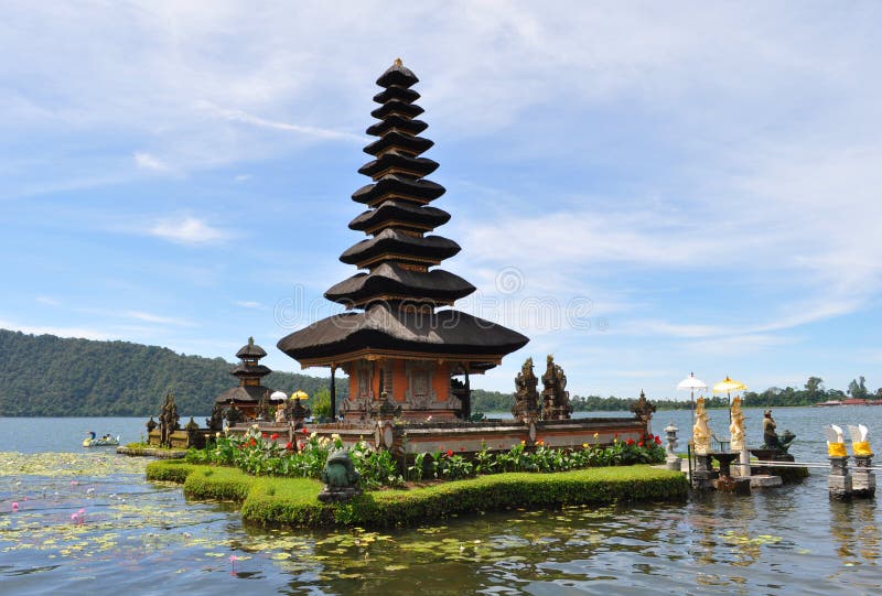 Lago Beratan Del Templo De Ulun Danu Imagen de archivo - Imagen de dios ...