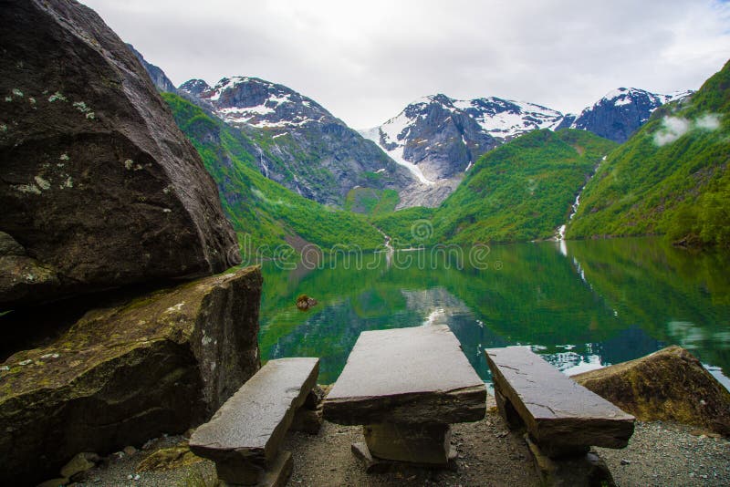 Lago Bondhusvatnet En El Valle De Bondhusdalen En Noruega Escandinavia ...