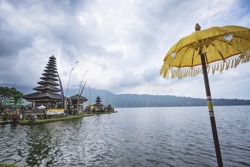 Lago Bratan, Bali, Indonesia Fotografia Stock - Immagine di tropicale ...