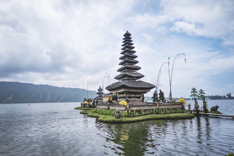 Lago Bratan, Bali, Indonesia Imagen de archivo - Imagen de turismo ...