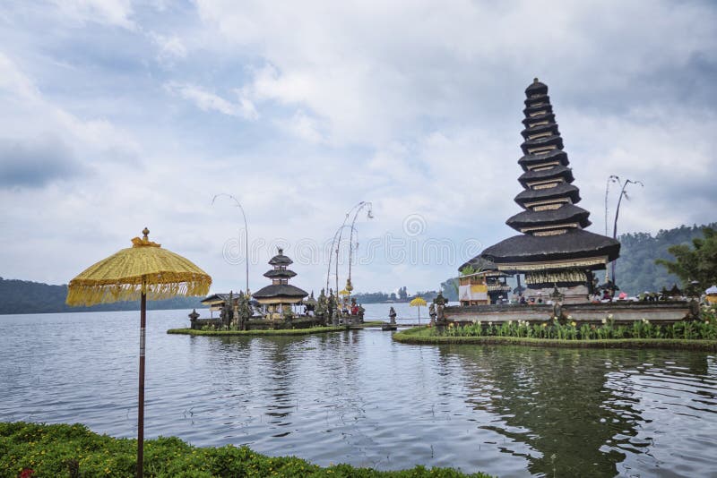 Lago Bratan, Bali, Indonesia Foto de archivo - Imagen de turismo ...