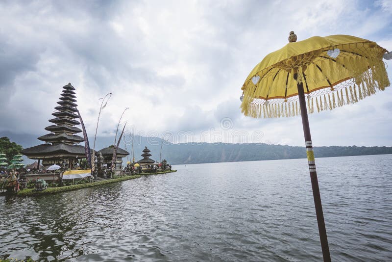 Lago Bratan, Bali, Indonesia Imagen de archivo - Imagen de turismo ...