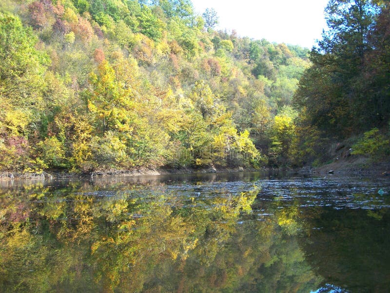 Lago Celije en autmun imagen de archivo. Imagen de bosque - 112706823