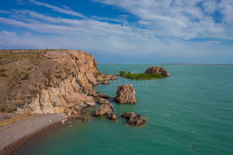 Lago Con Las Rocas Hermosas Imagen de archivo - Imagen de historia ...
