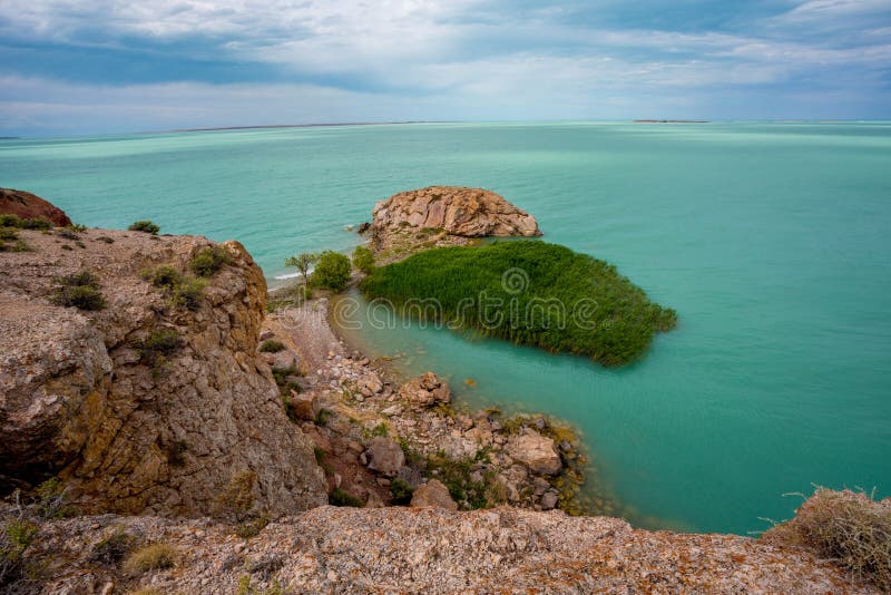 Lago Con Las Rocas Hermosas Imagen de archivo - Imagen de castillo ...