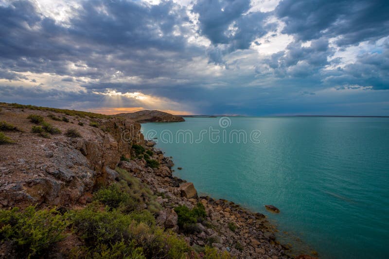 Lago Con Las Rocas Hermosas Foto de archivo - Imagen de playa, fondo ...