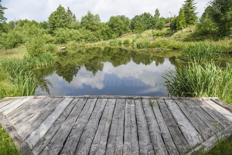 Lago Con Un Paisaje Rural De Muelle Foto de archivo - Imagen de cubo ...