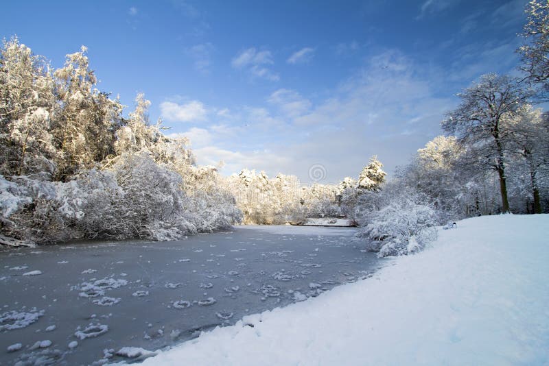 Lago congelado imagen de archivo. Imagen de cielo, nieve - 13103957