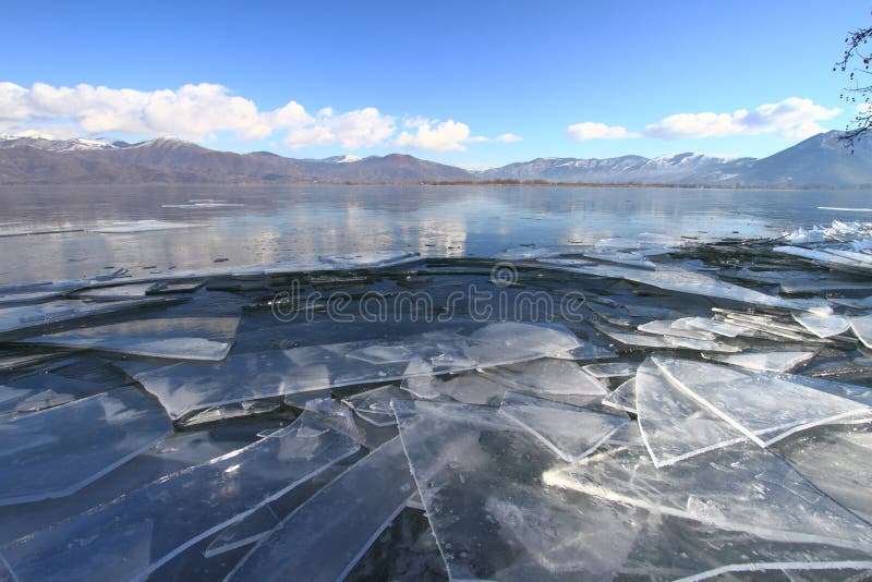 Lago congelado foto de archivo. Imagen de travieso, grieta - 22894828