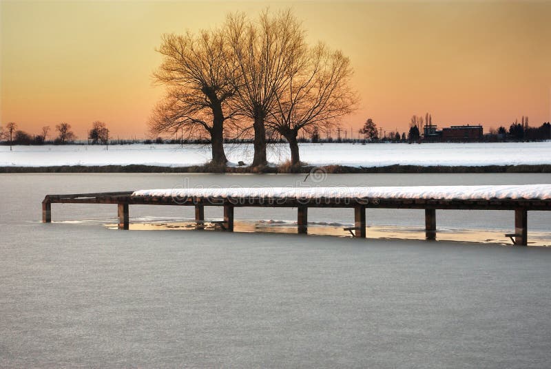 Lago congelado foto de archivo. Imagen de invierno, congelado - 32284750